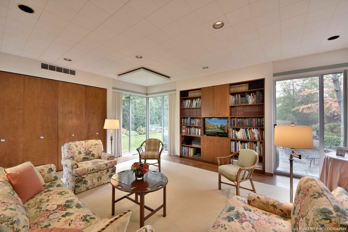 Architect’s perfectly preserved 1965 home hits the market near Chicago ...