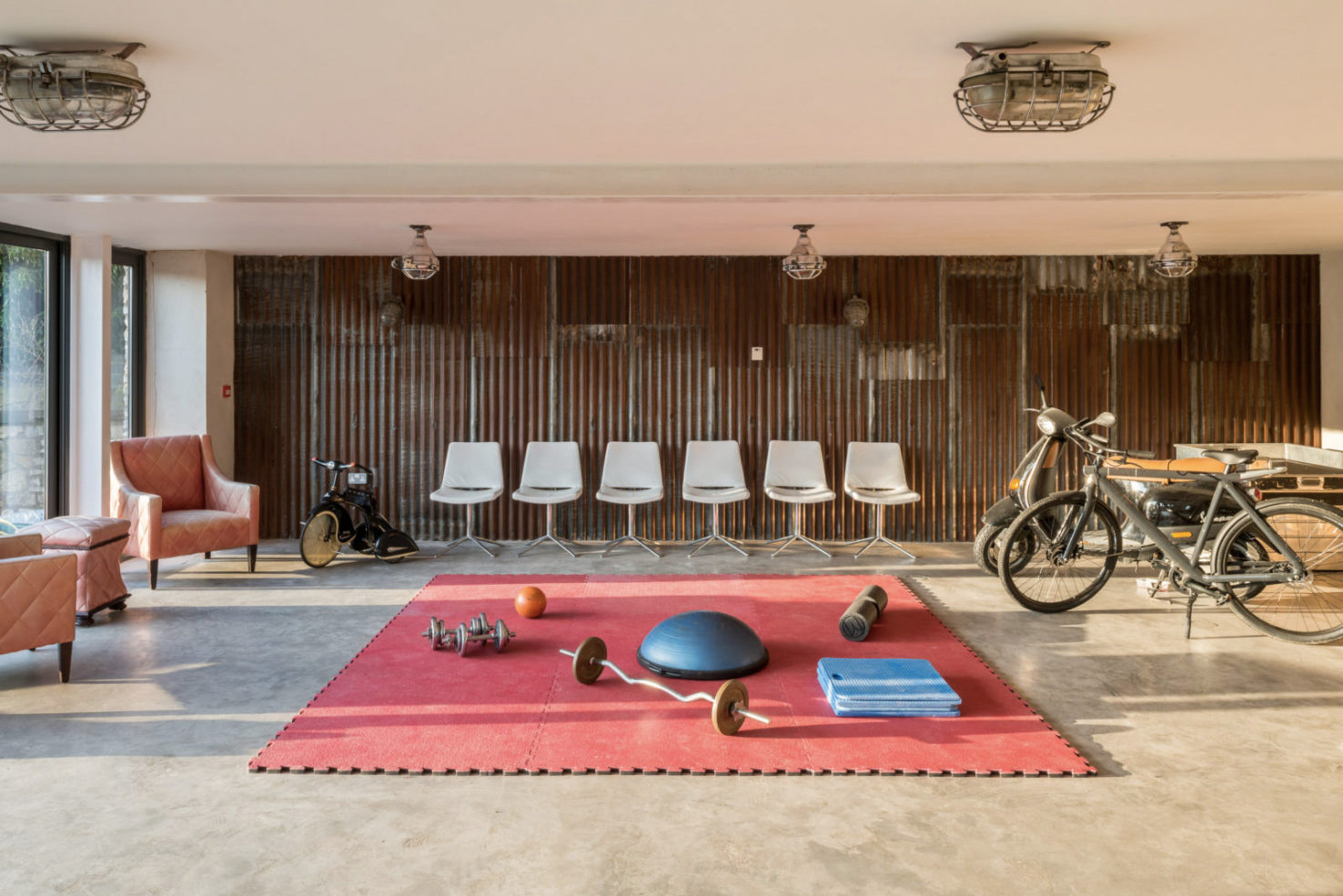 Glass walls illuminate this epic barn conversion in Frome, Somerset ...