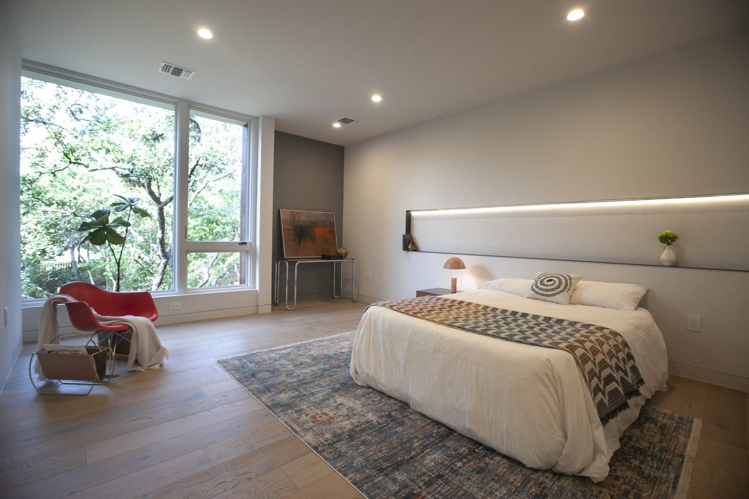 A slinky ‘accordion’ home hits the market in Austin by Alterstudio ...