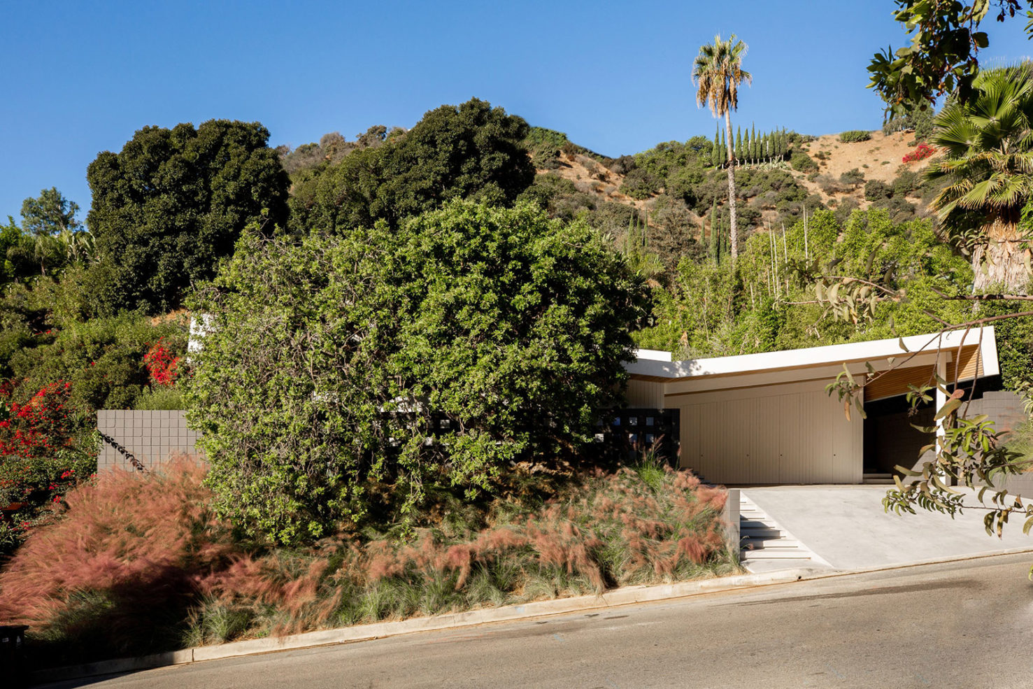 Jason Statham lists his Los Angeles midcentury home - The Spaces