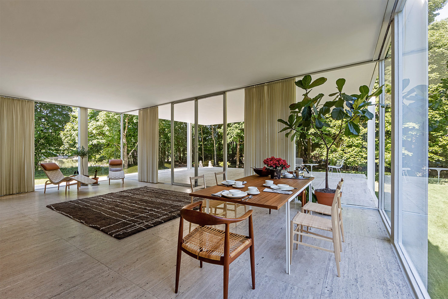 Mies’s iconic Farnsworth House goes back to its original interiors for ...