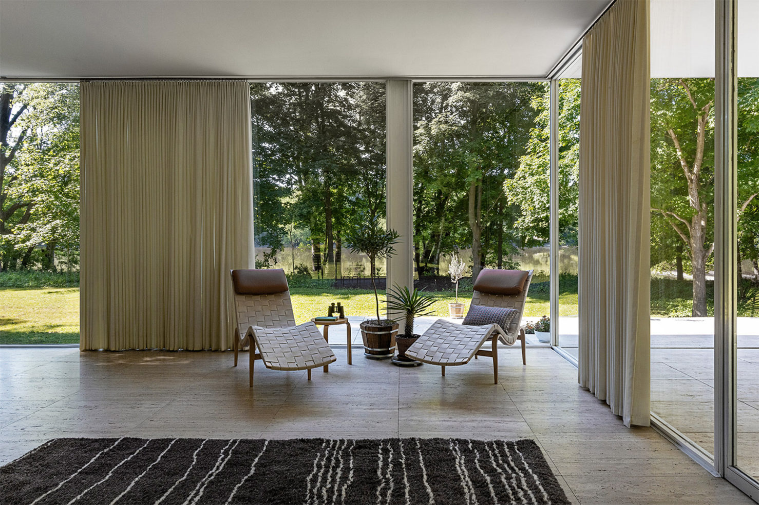 Mies’s iconic Farnsworth House goes back to its original interiors for ...