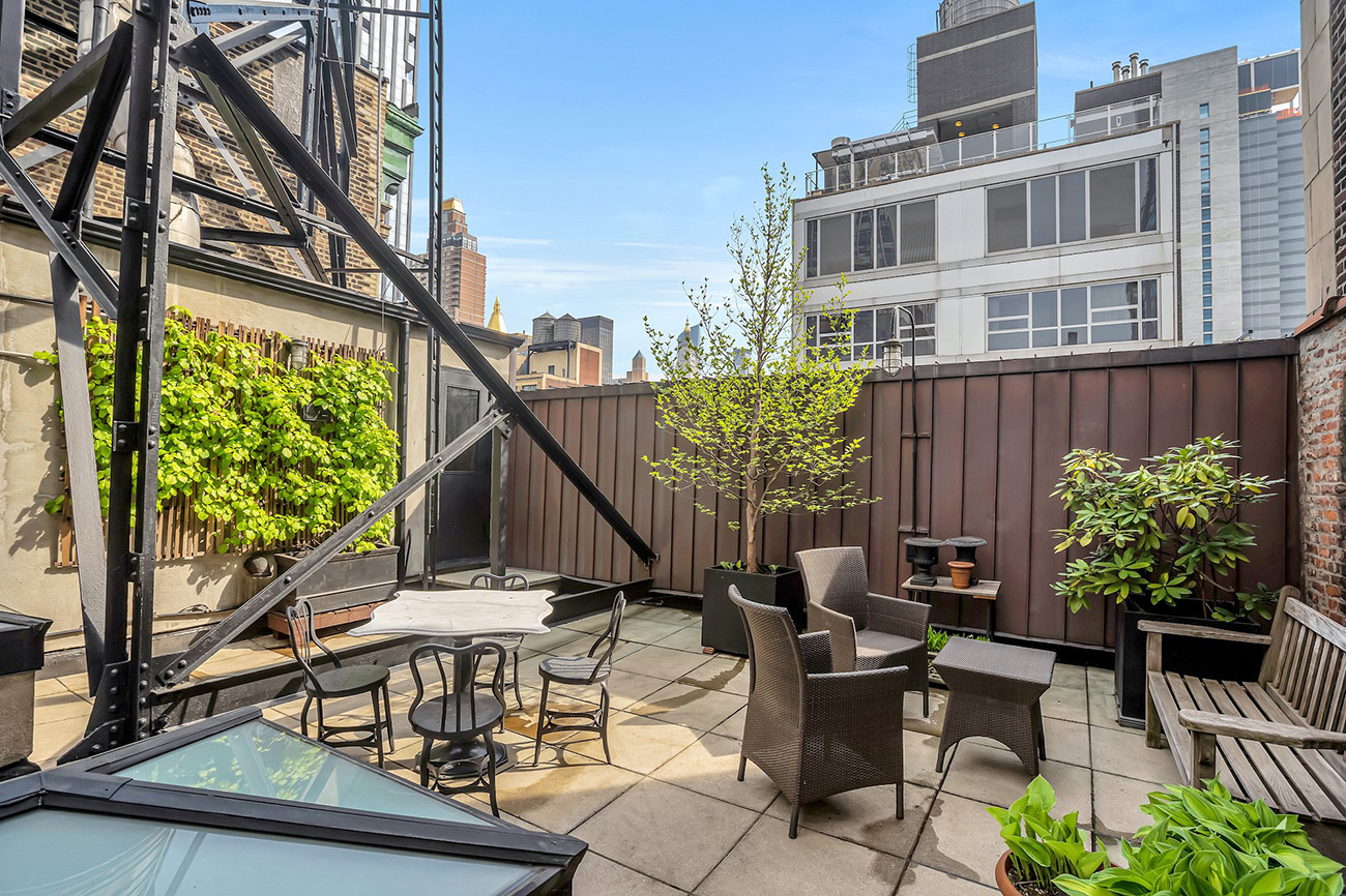 A hybrid shipping container home asks for $995k in New York’s Midtown ...