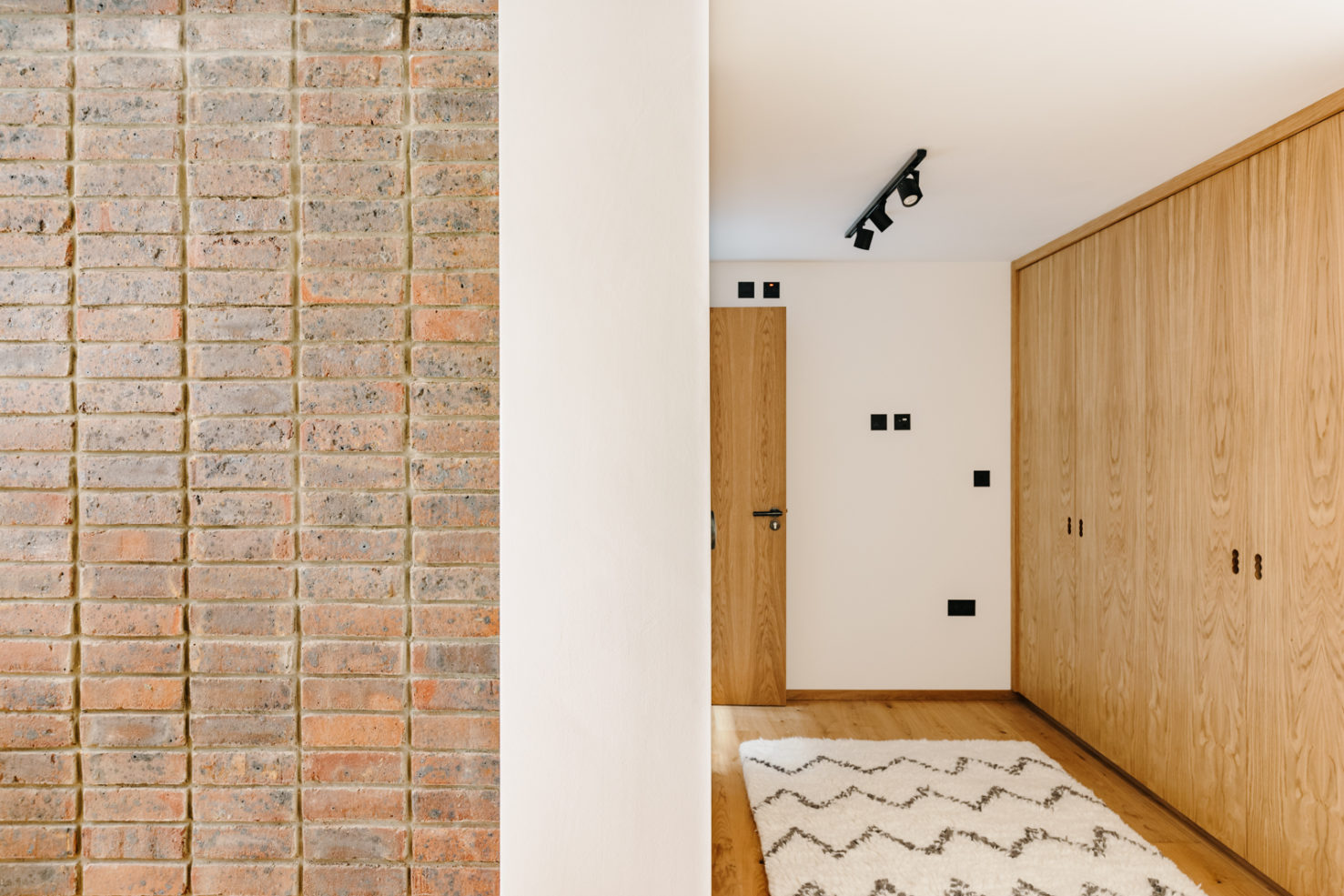 Satish Jassal Architects transforms London garage plot into a secluded ...