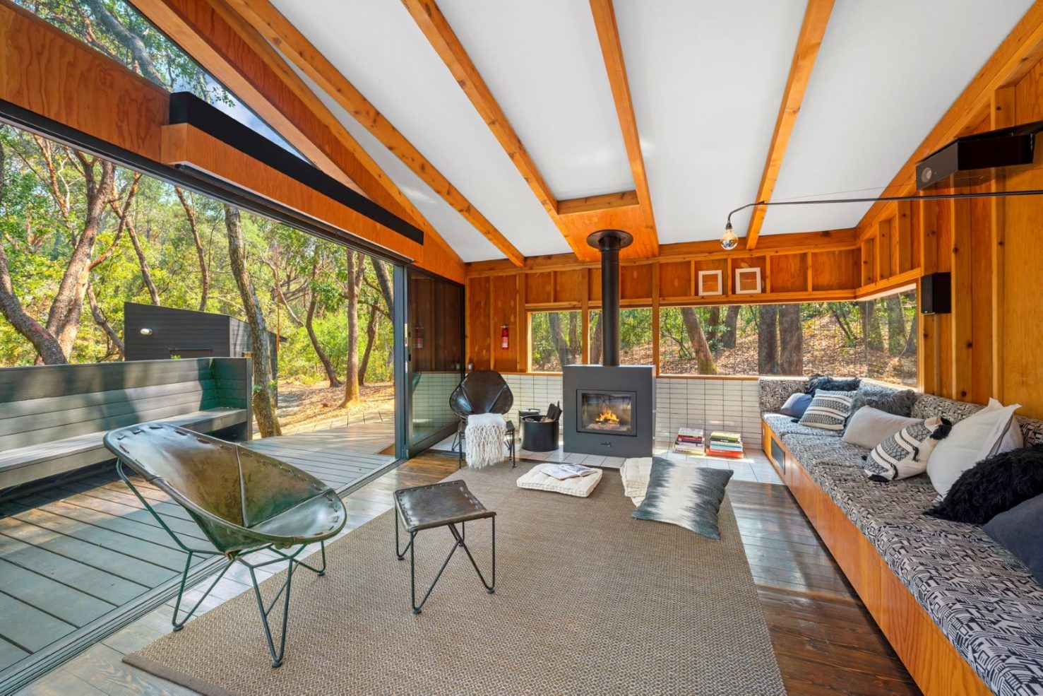 This northern California home unfurls across the forest floor as a ...