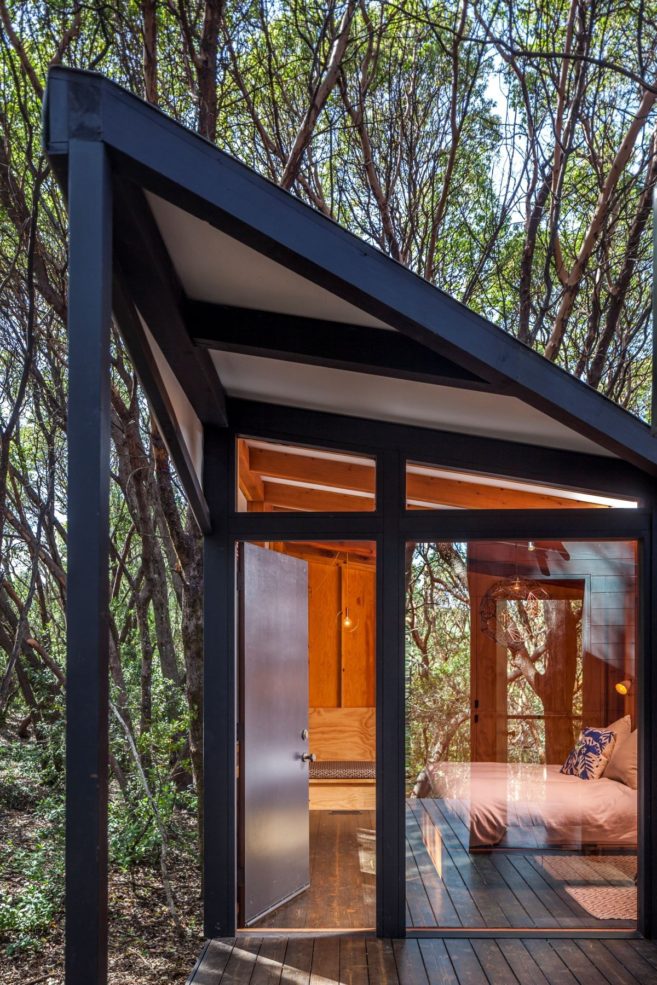 This northern California home unfurls across the forest floor as a ...