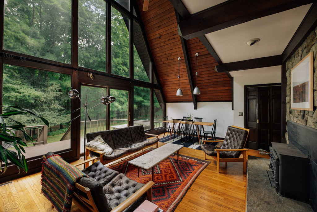 This Red Hook A-frame channels midcentury style in New York - The Spaces