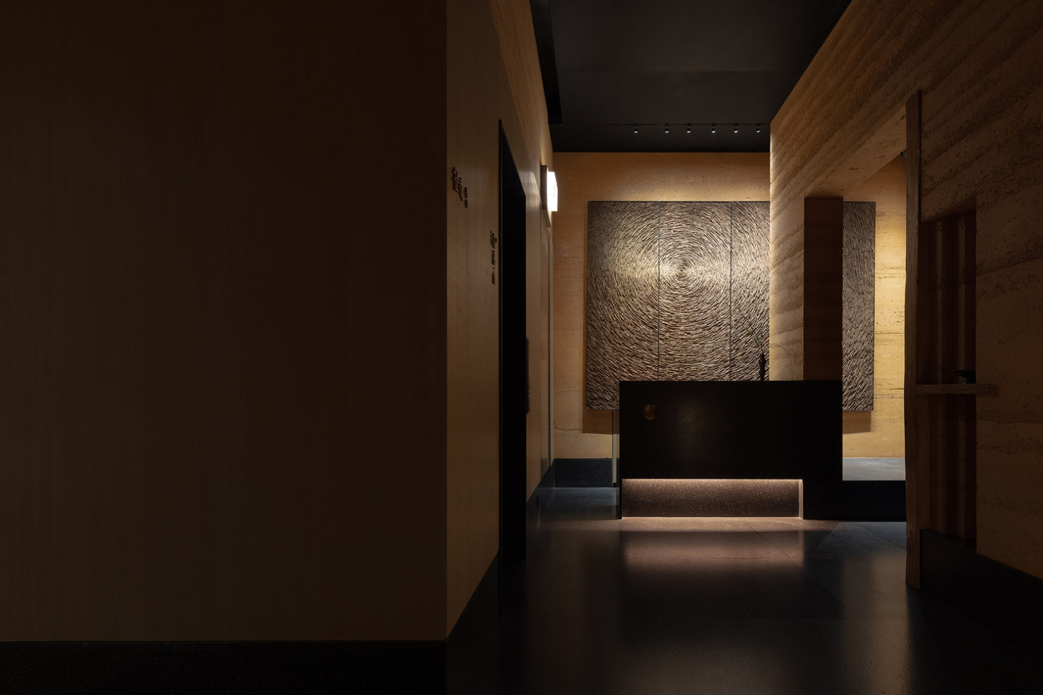 Origami lighting and rammed earth enliven this Shenzhen sushi ...