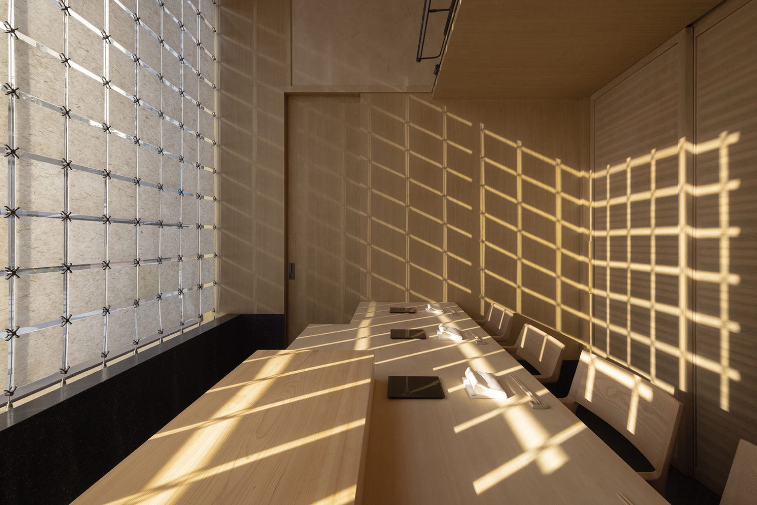 Origami lighting and rammed earth enliven this Shenzhen sushi ...