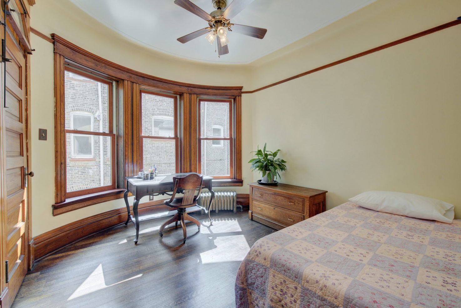 An industrialist’s charming Queen Anne lists for $1.1m in Chicago - The ...