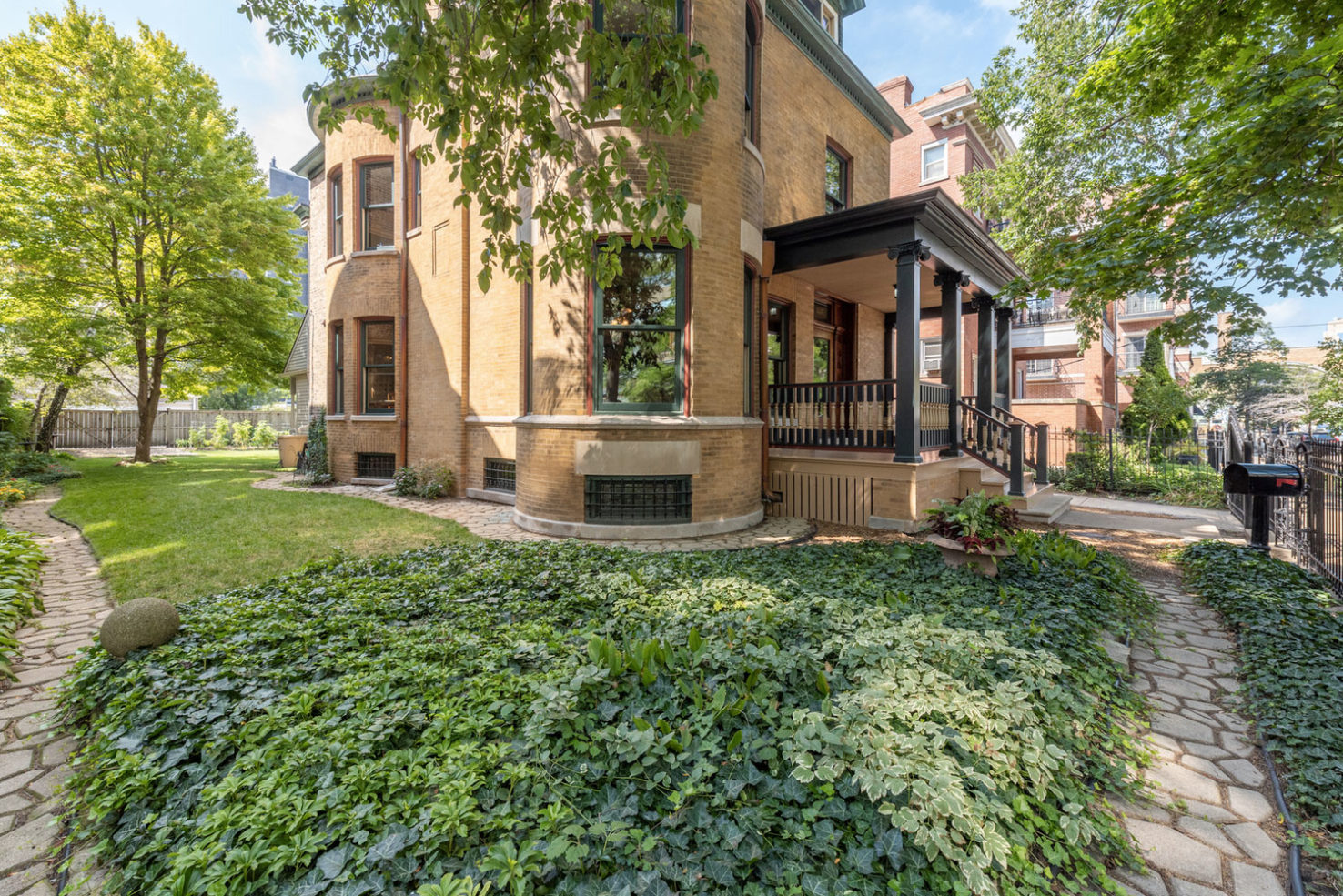 An industrialist’s charming Queen Anne lists for $1.1m in Chicago - The ...