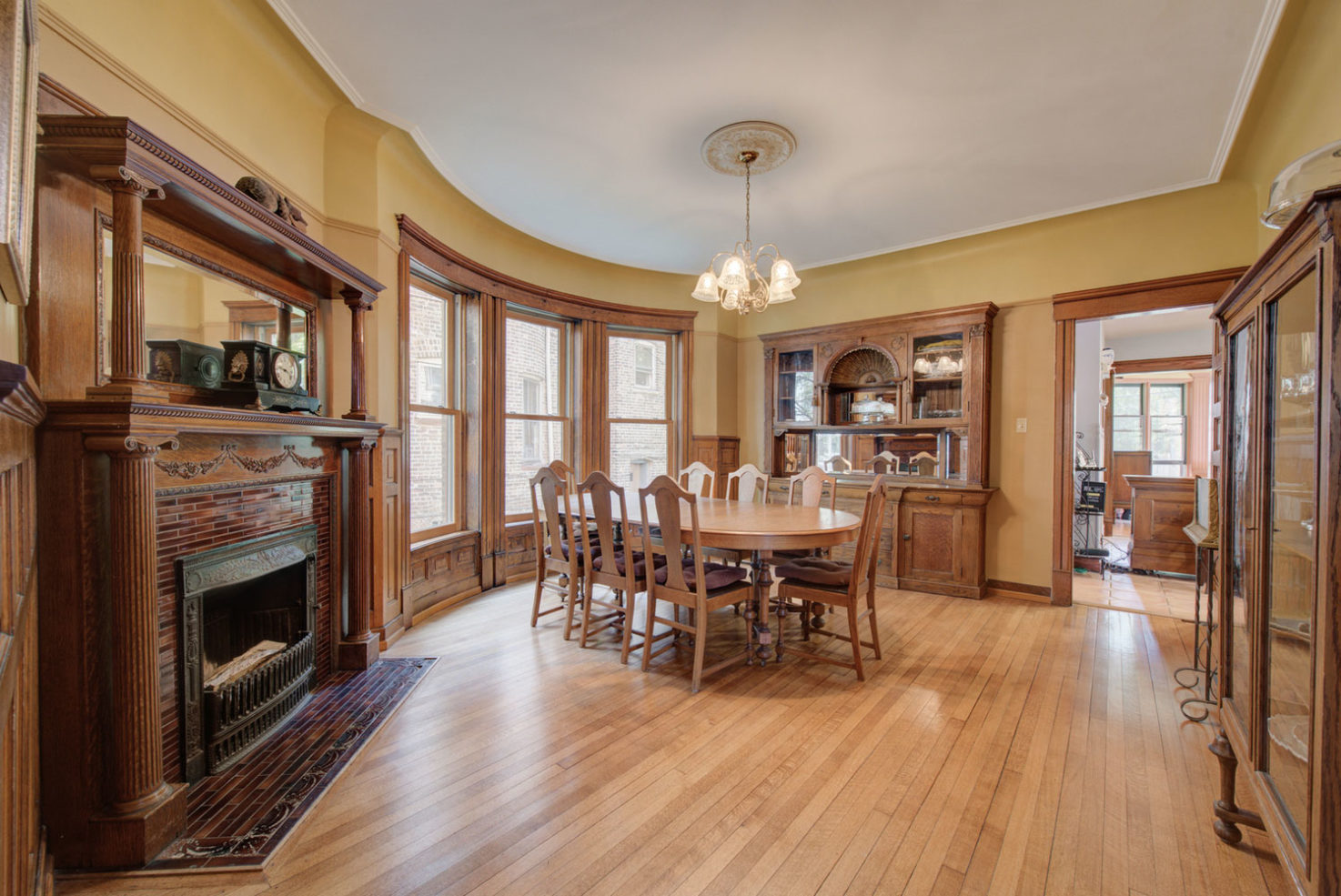 An industrialist’s charming Queen Anne lists for $1.1m in Chicago - The ...