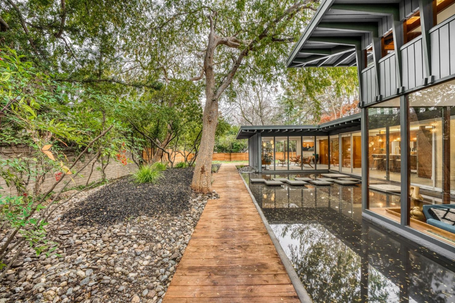 25 Small Courtyards With Reflecting Pools