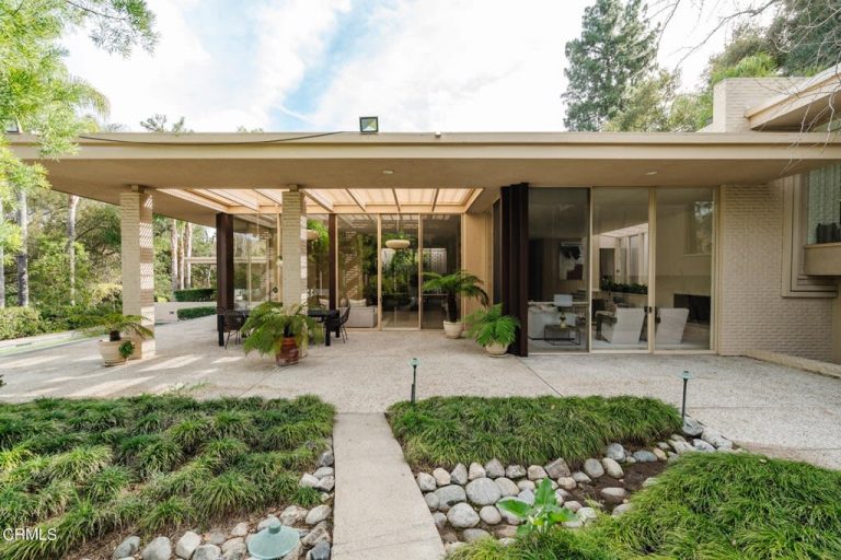 California compound by 'Architect to the Stars’ Hal Levitt lists for $6 ...