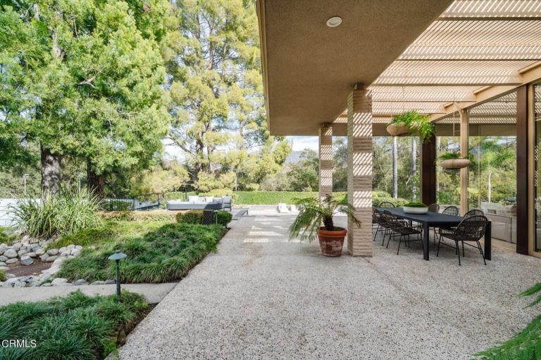 California compound by 'Architect to the Stars’ Hal Levitt lists for $6 ...