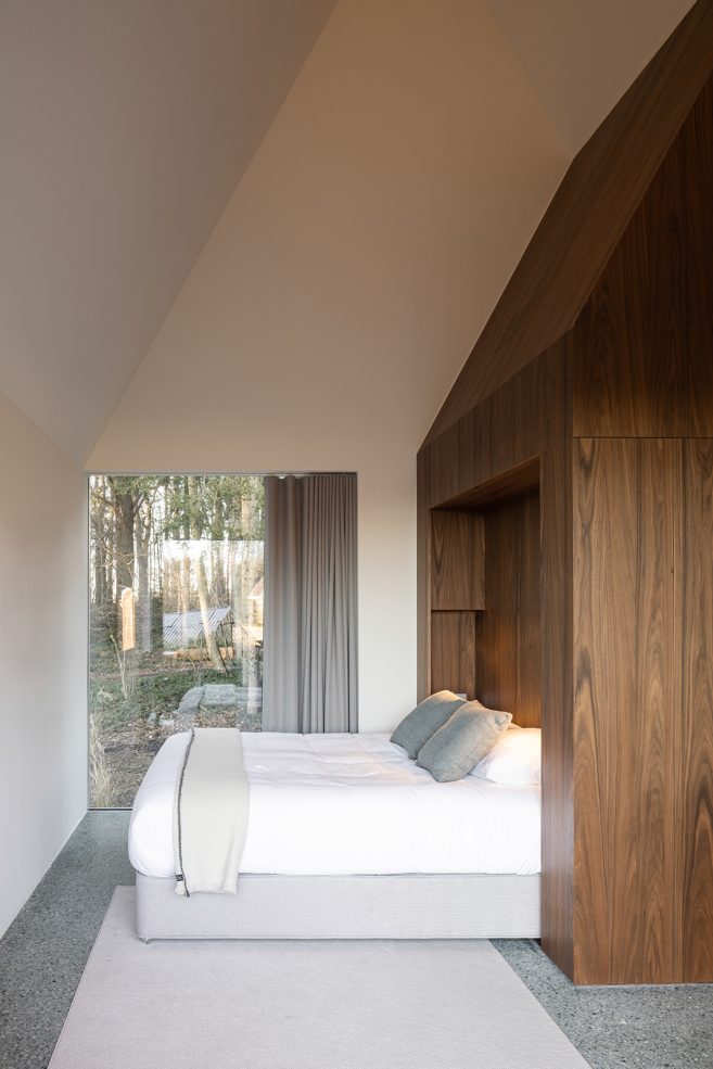 Laboratoire unveils a pair of angular cabins in the woodlands of Liège ...