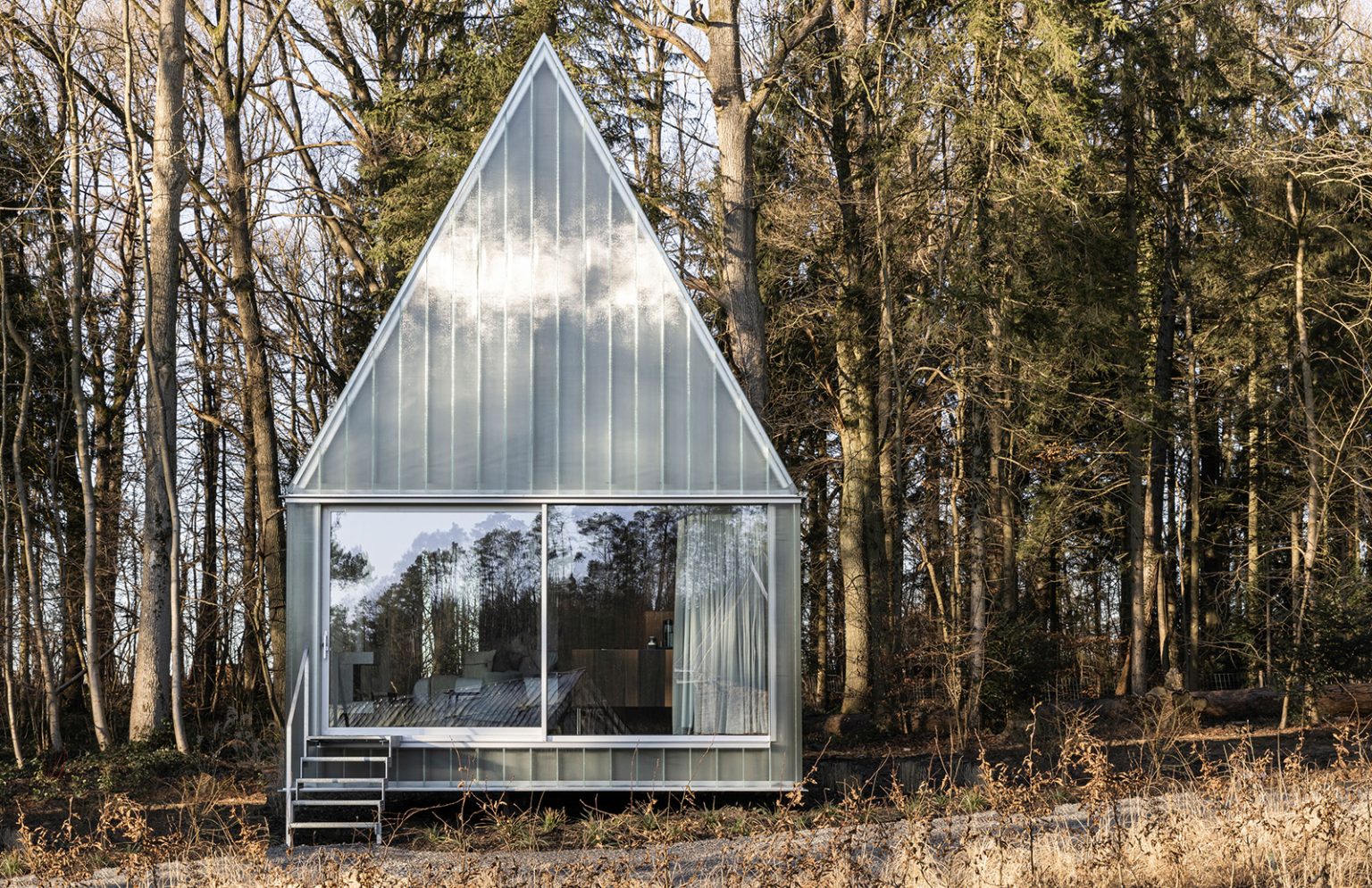 Laboratoire unveils a pair of angular cabins in the woodlands of Liège ...