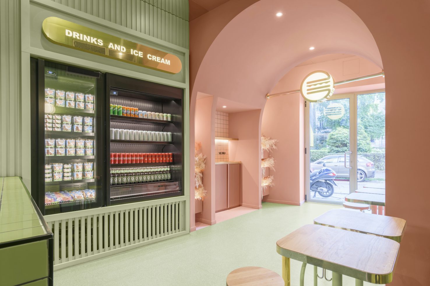 Milan’s burger bar pioneers the ‘swimming pool aesthetic’ - The Spaces
