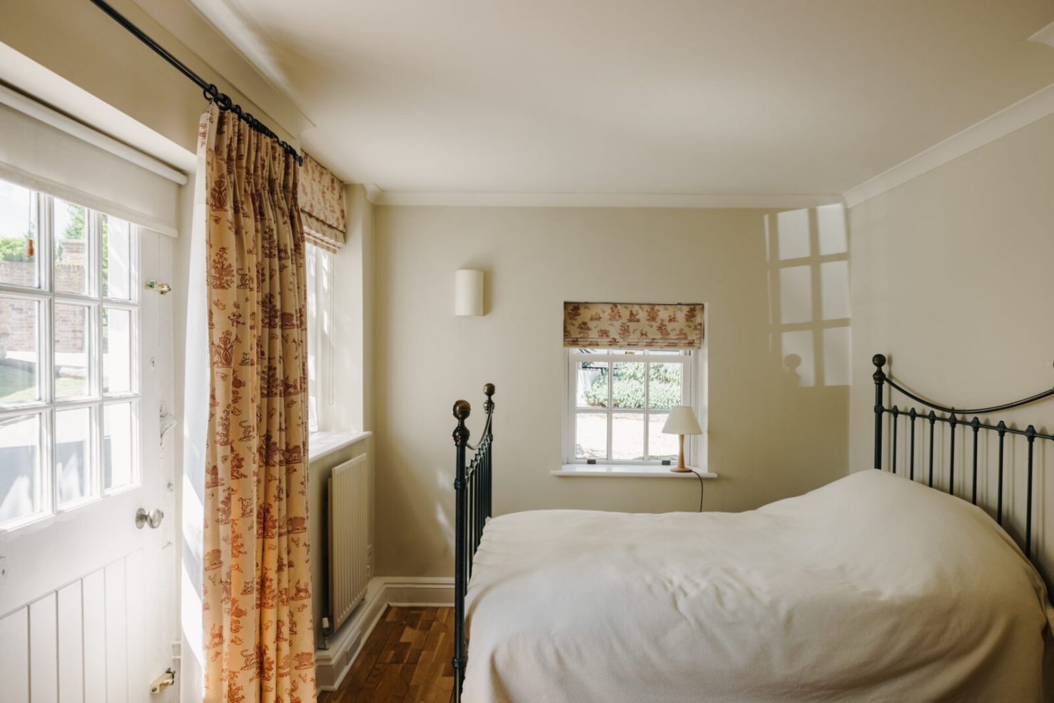 This converted coach house sleeps 10 under original wood beams - The Spaces