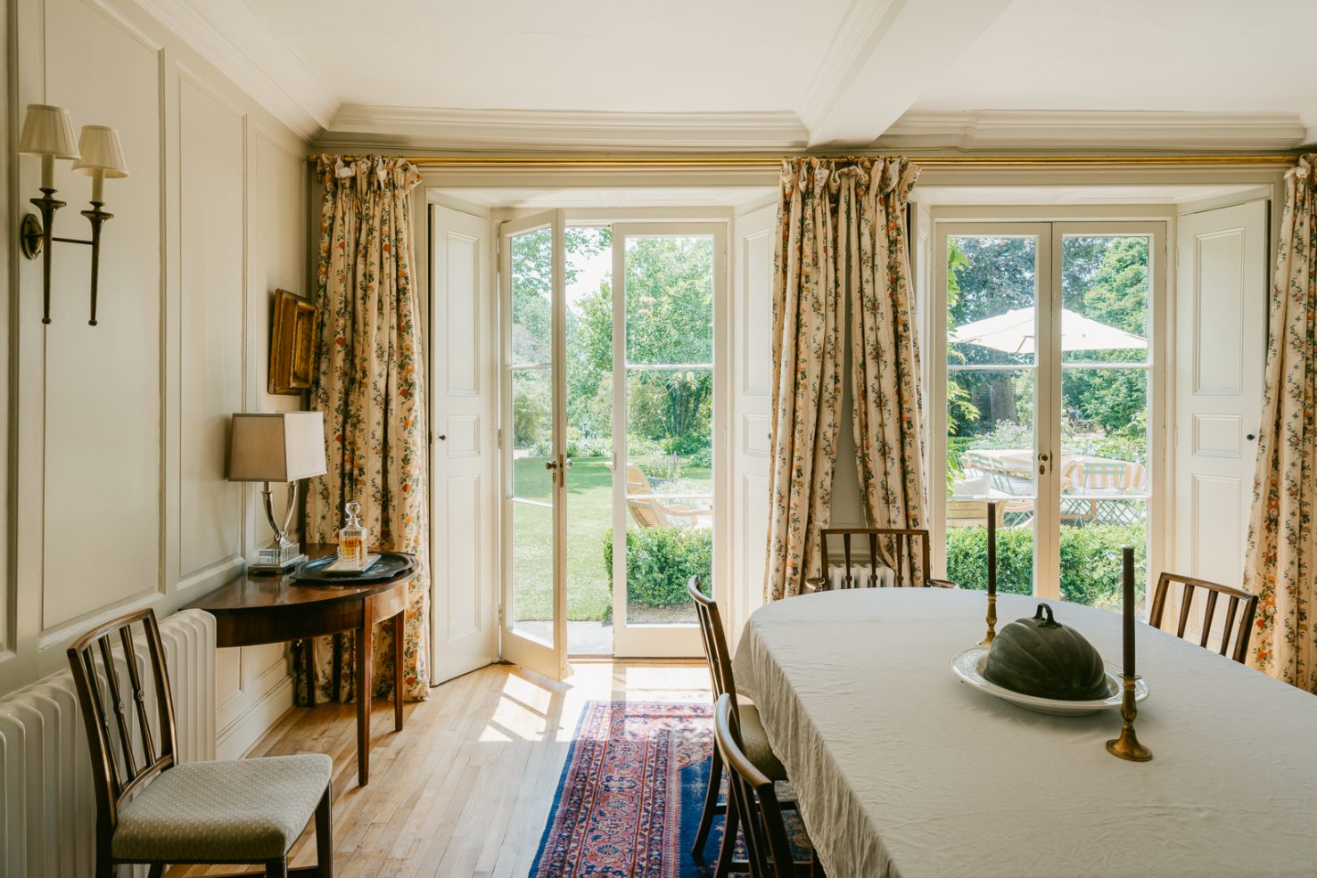 Soothing pinks set the tone inside this renovated Georgian manor in ...