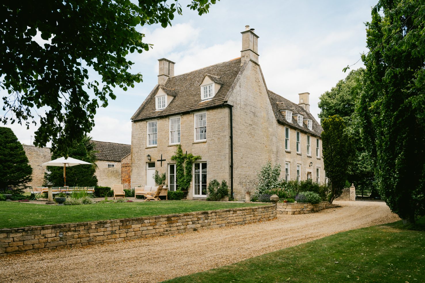 Soothing pinks set the tone inside this renovated Georgian manor in ...