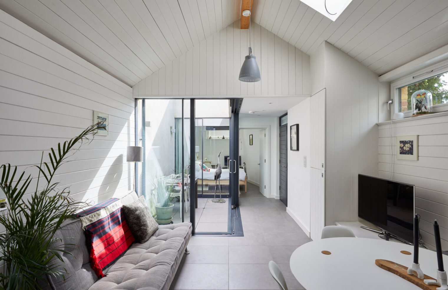 E2 Architects designs a south London studio that feels like a houseboat ...