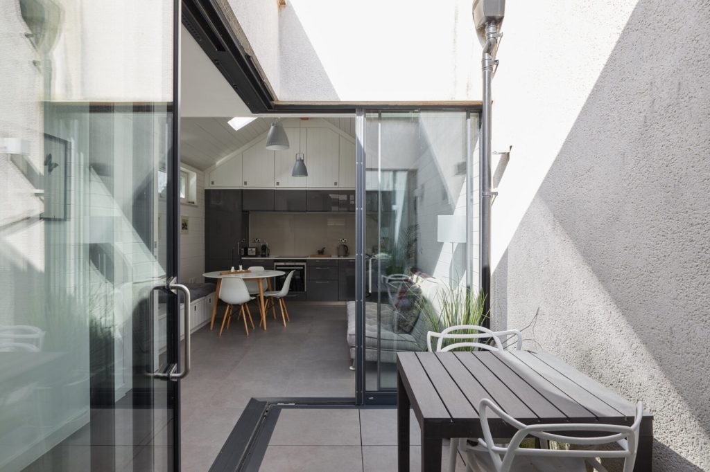 E2 Architects designs a south London studio that feels like a houseboat ...