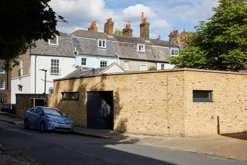 E2 Architects designs a south London studio that feels like a houseboat ...