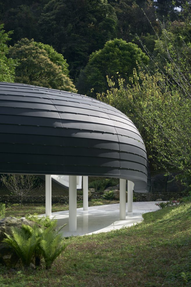 The roof of this Guangzhou pavilion mimics a set of hanging drapes ...