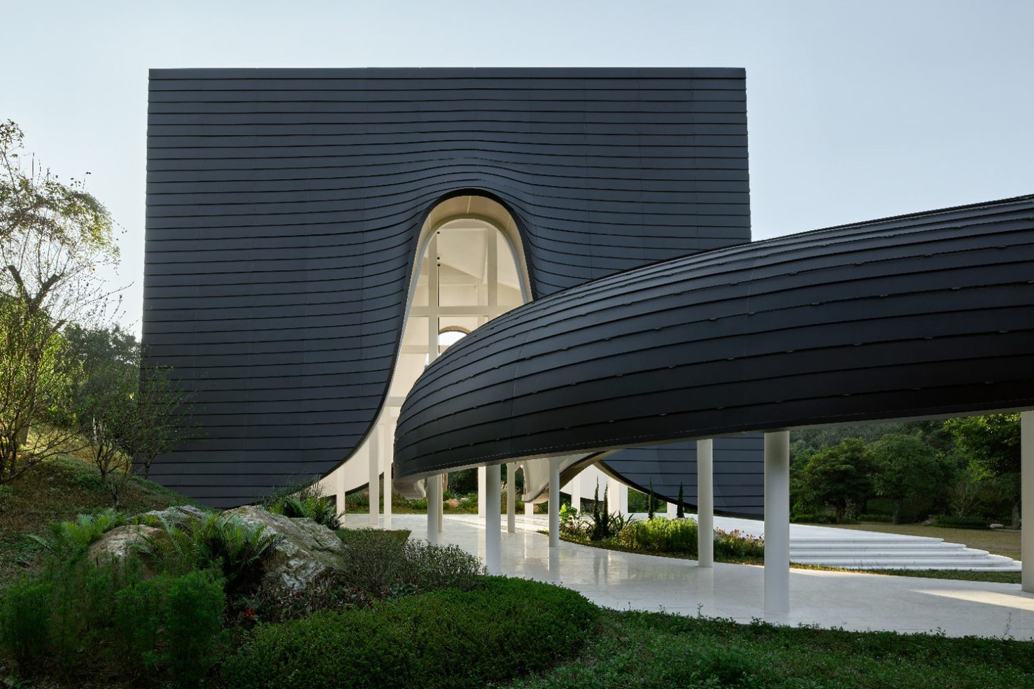 The roof of this Guangzhou pavilion mimics a set of hanging drapes ...