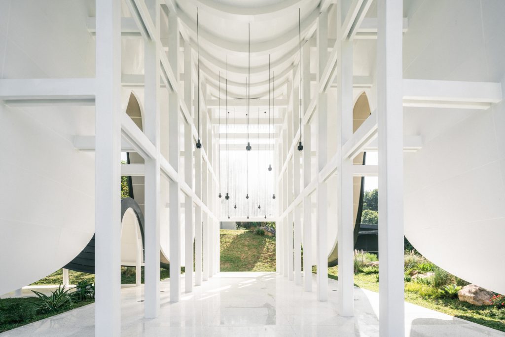The roof of this Guangzhou pavilion mimics a set of hanging drapes ...