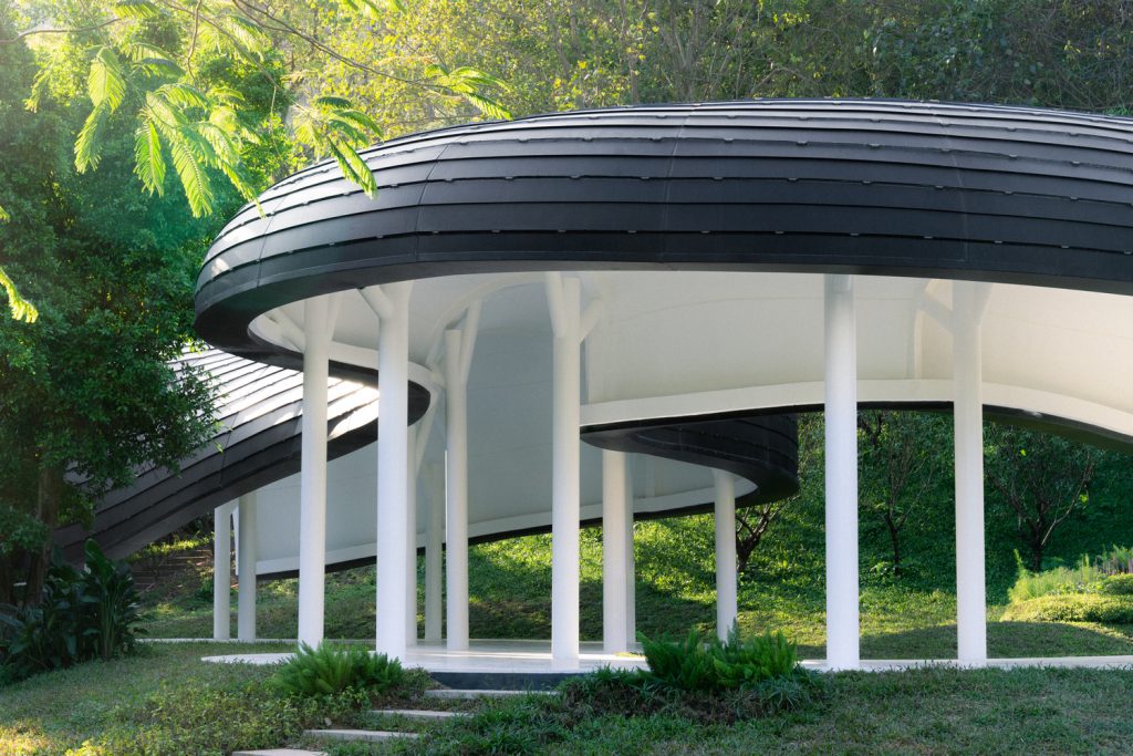 The roof of this Guangzhou pavilion mimics a set of hanging drapes ...