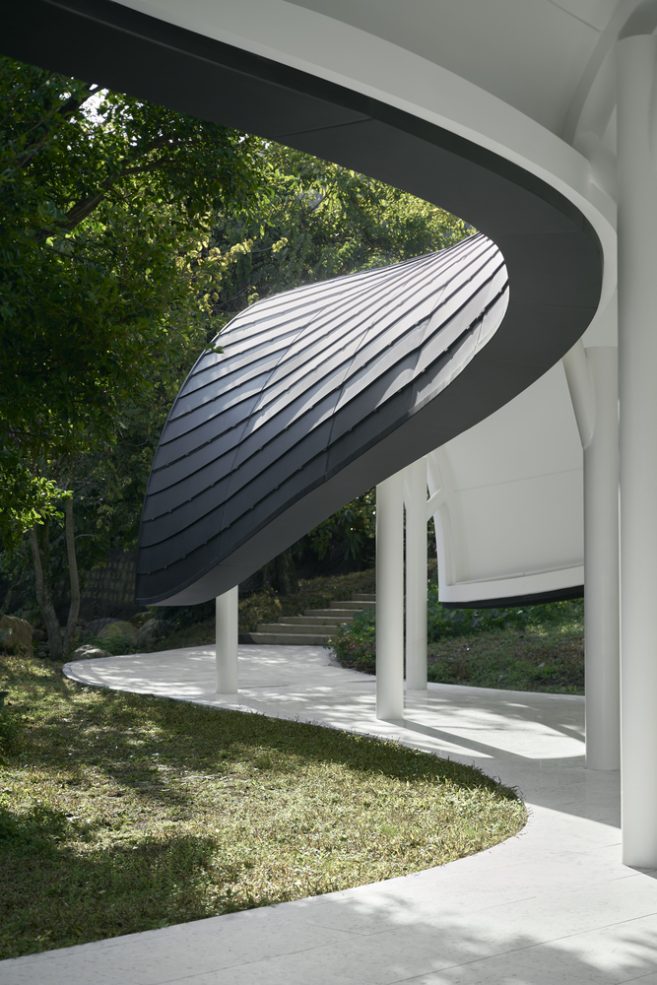 The roof of this Guangzhou pavilion mimics a set of hanging drapes ...