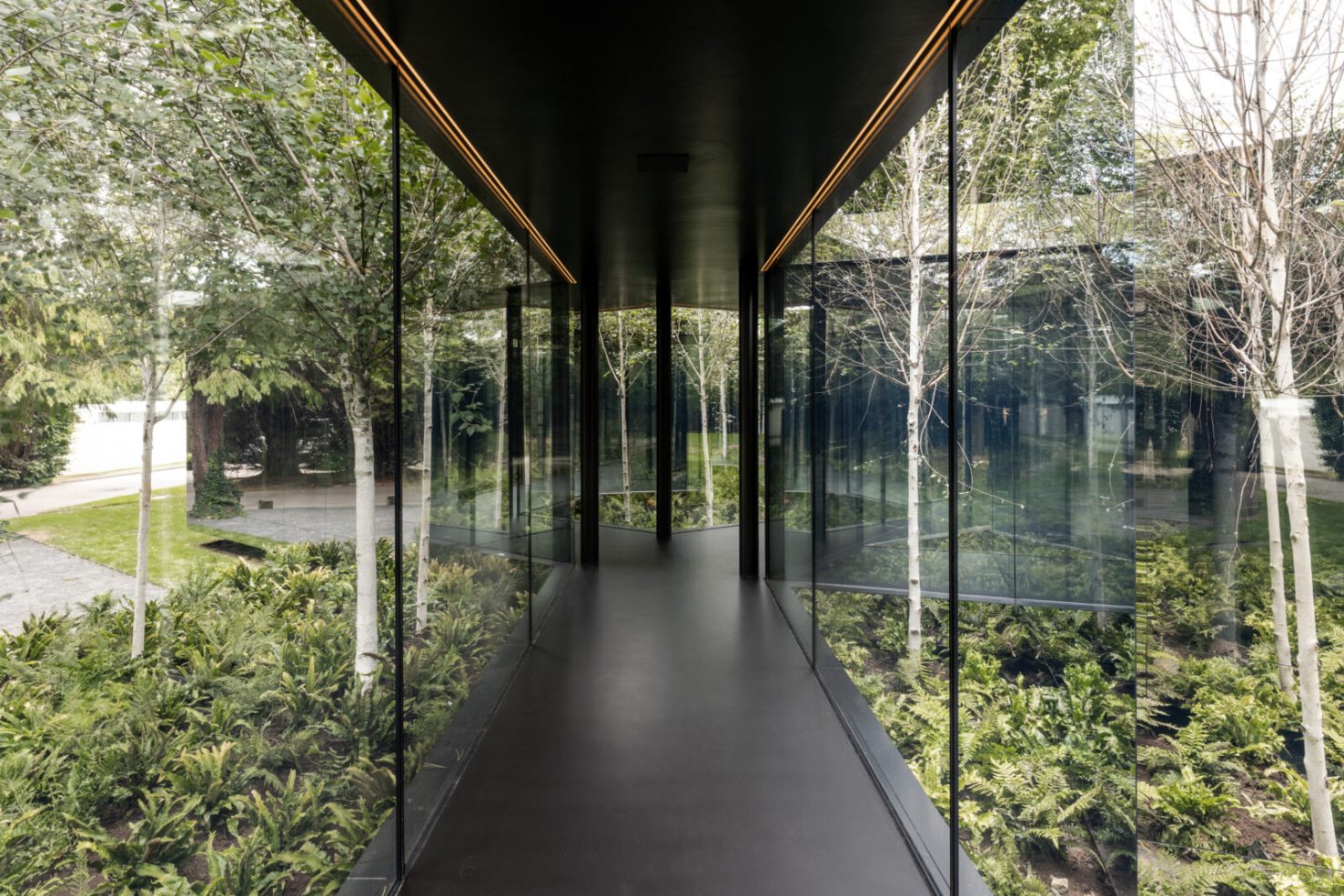 An ‘Invisible’ house is for sale in Warwickshire - The Spaces