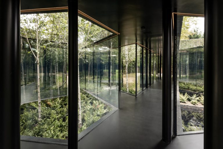 An ‘Invisible’ house is for sale in Warwickshire - The Spaces