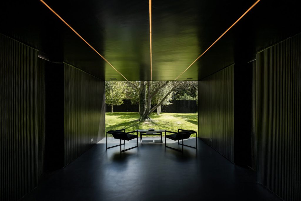 An ‘Invisible’ house is for sale in Warwickshire - The Spaces