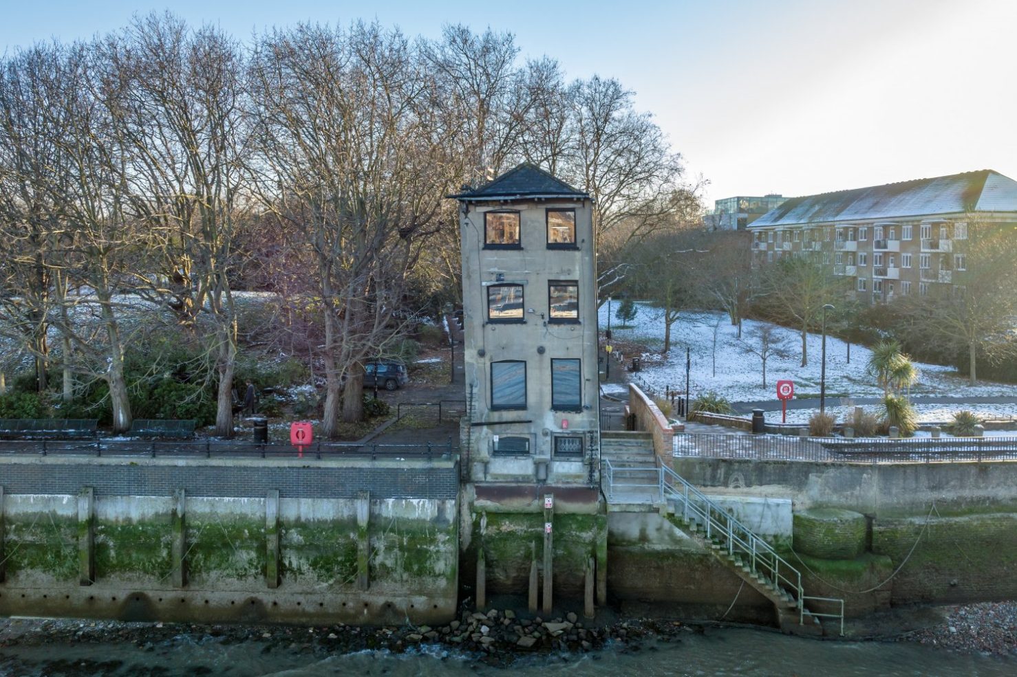 Mysterious riverside home in London's Rotherhithe heads to auction ...
