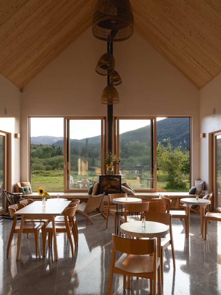 These dramatic A frames sit on the edge of Quebec’s Mont-Tremblant ...