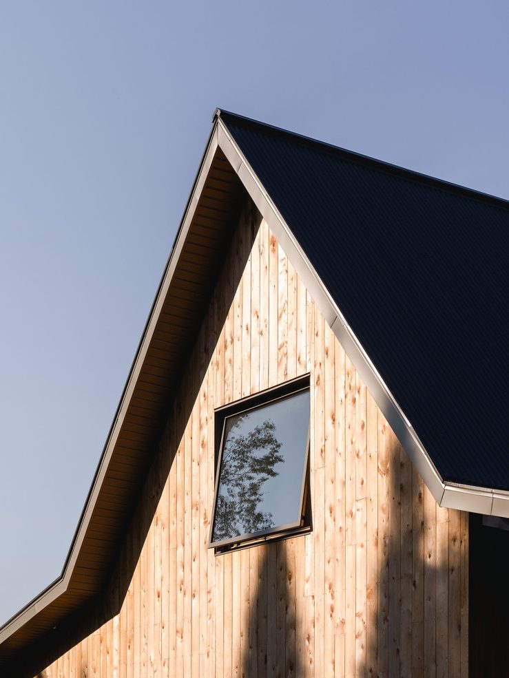 These dramatic A frames sit on the edge of Quebec’s Mont-Tremblant ...