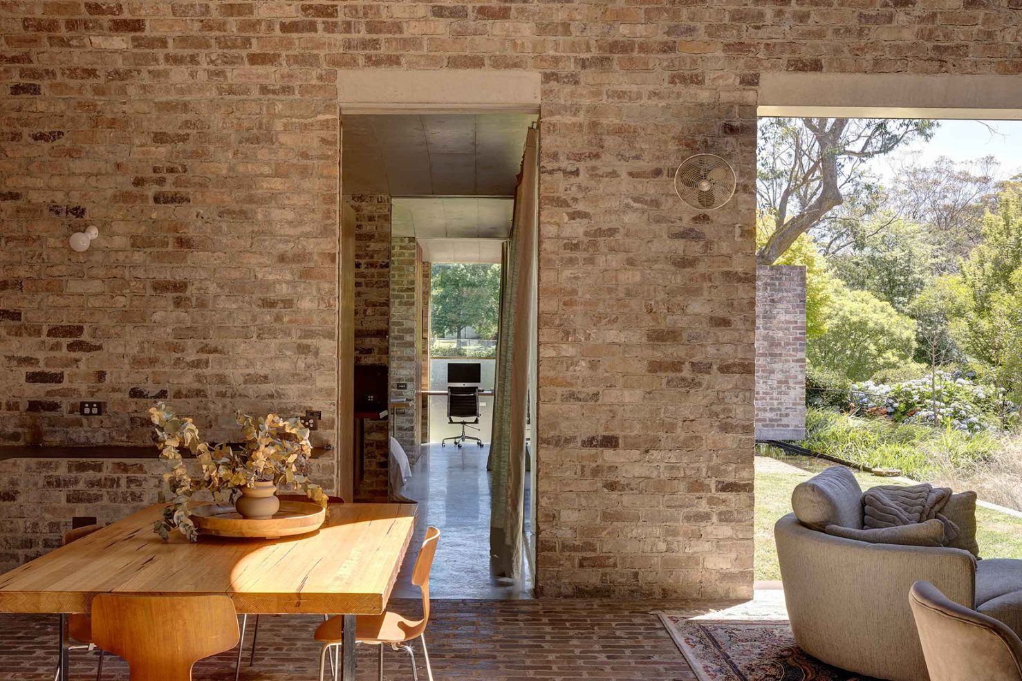 Sky-gazing home by Peter Stutchbury hits the market near the Blue ...