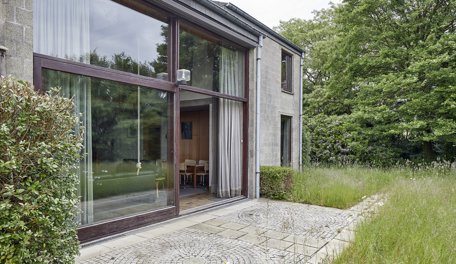 A 1970s brutalist home outside of Leuven asks for €795k - The Spaces