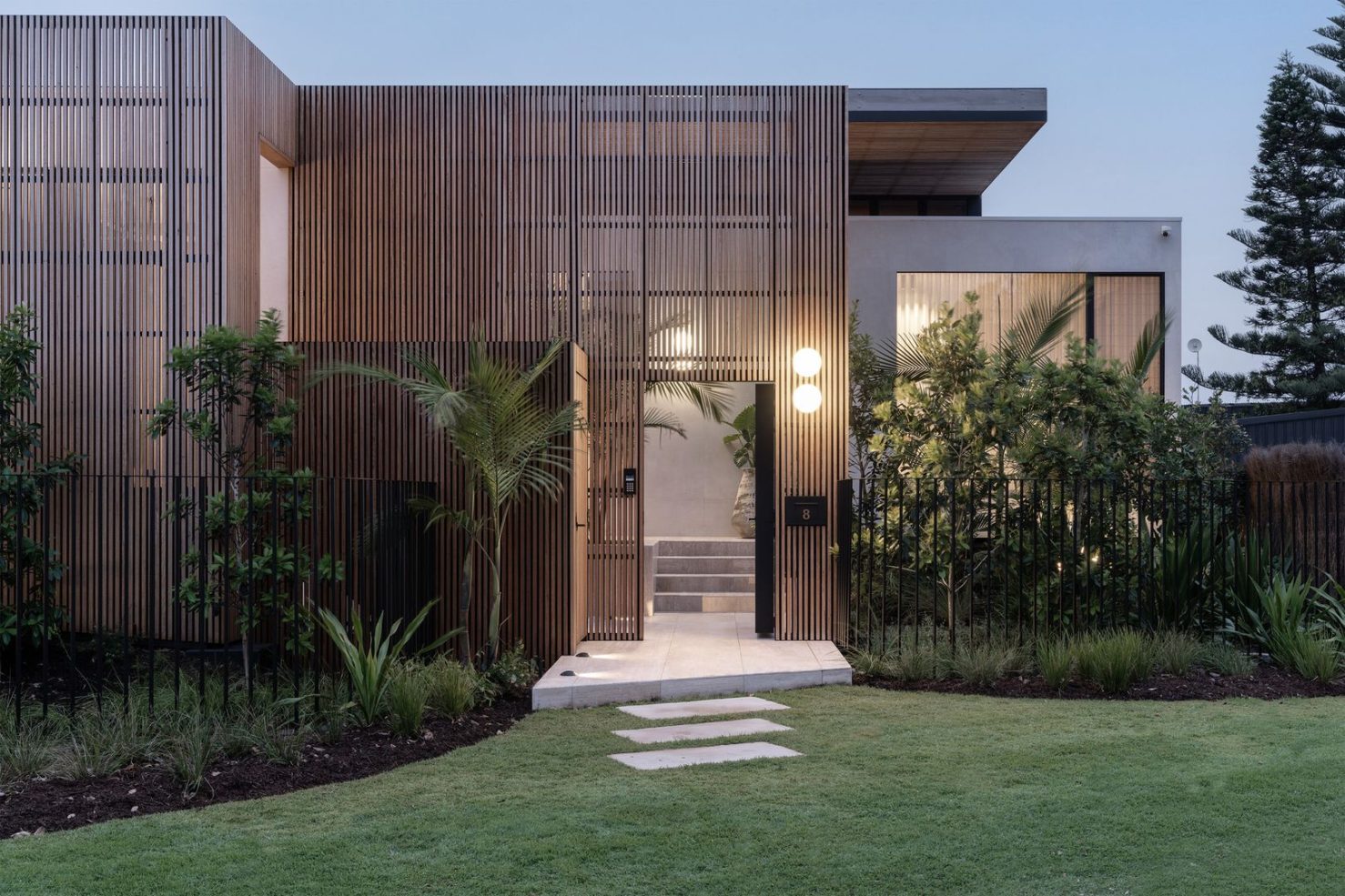 An ultra-luxe beachfront Byron Bay home comes to market - The Spaces