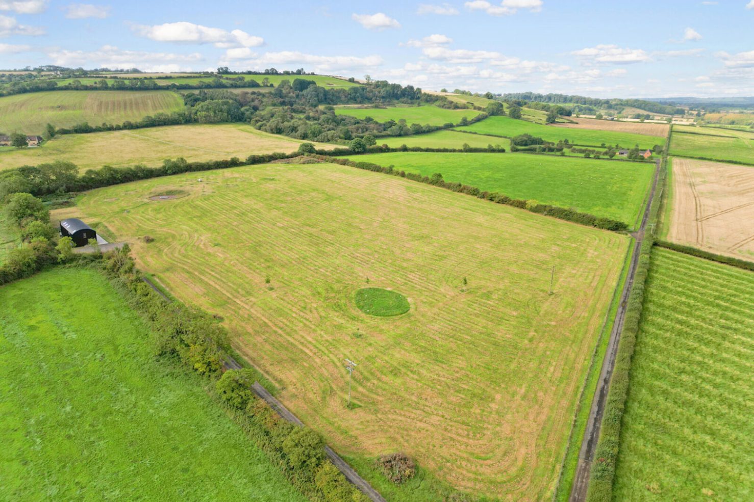 A converted Dutch barn by Turner Works comes to market in the Cotswolds ...