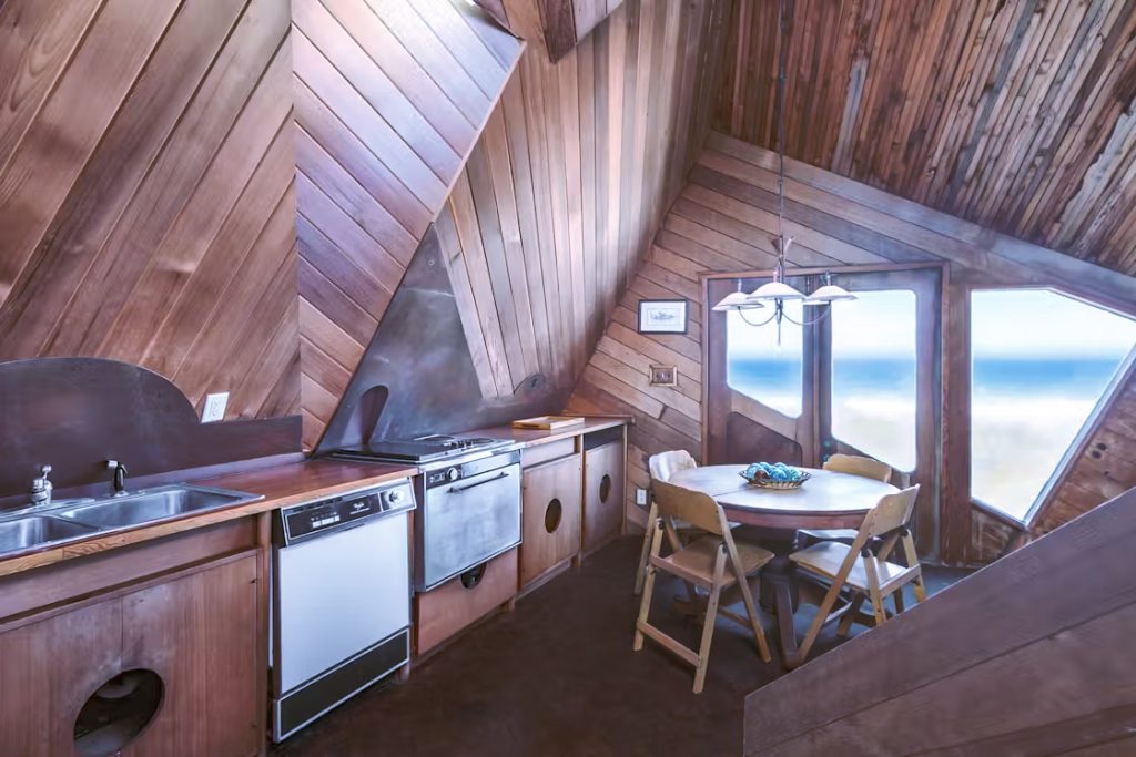Freeform 1970s design is on offer at this time-capsule Oregon beach ...