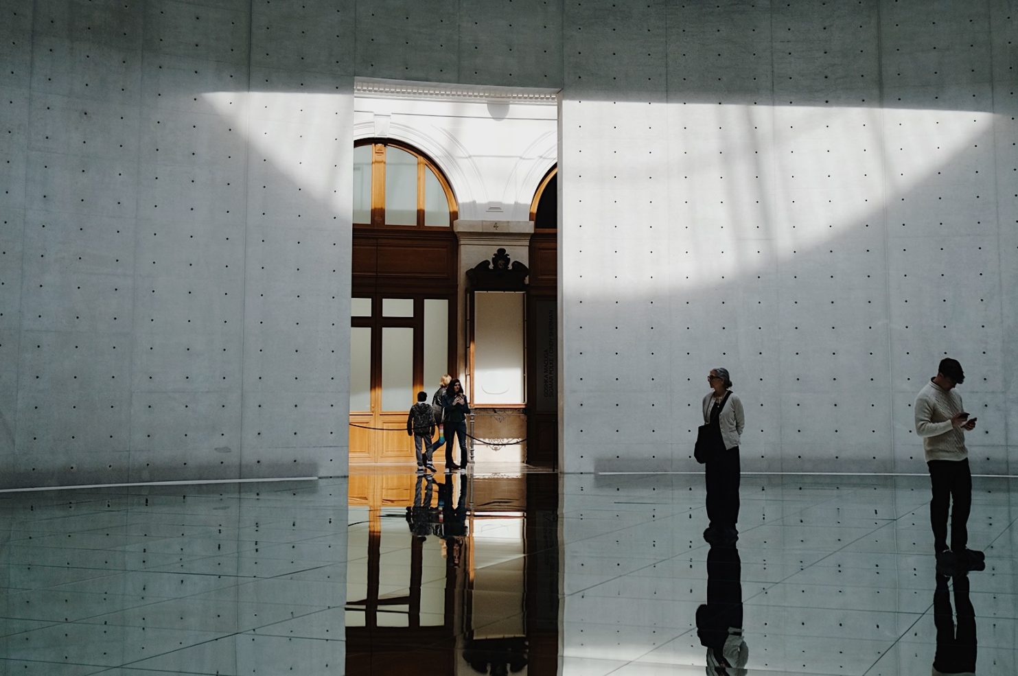 Kimsooja's mirrored installation offers a new perspective on the Bourse ...