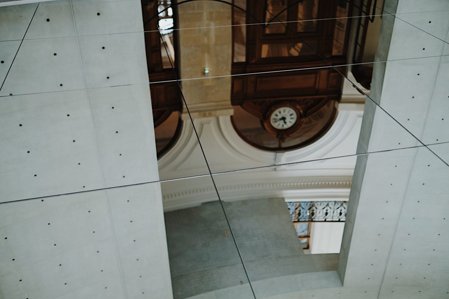 Kimsooja's mirrored installation offers a new perspective on the Bourse ...