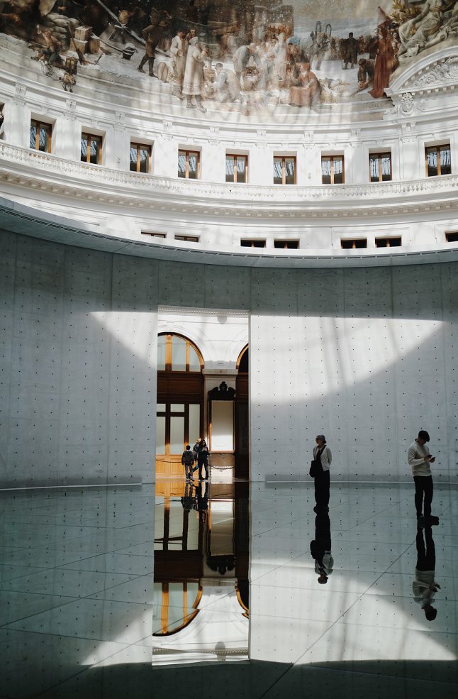 Kimsooja's mirrored installation offers a new perspective on the Bourse ...