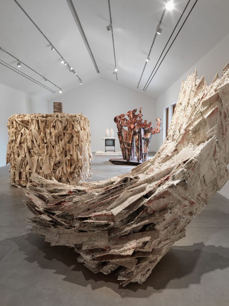 Phyllida Barlow’s monumental sculptures take over Hauser & Wirth ...