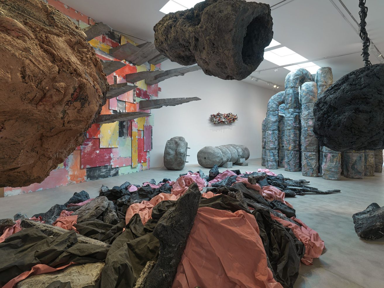 Phyllida Barlow’s monumental sculptures take over Hauser & Wirth ...