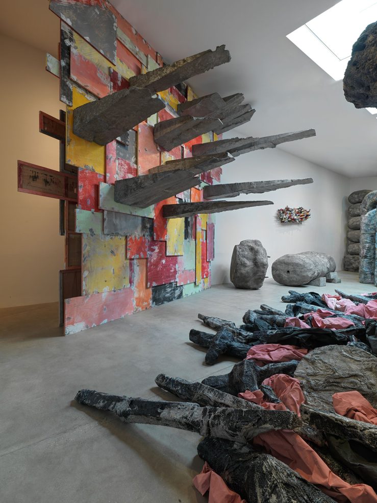 Phyllida Barlow’s monumental sculptures take over Hauser & Wirth ...